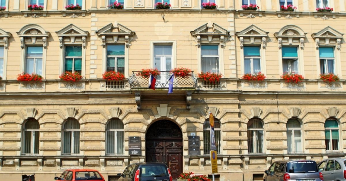 Za pol milijona evrov oplesk fasade in menjava dela strehe - Svet24.si