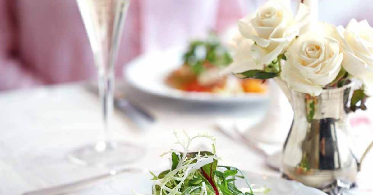 Morska solata s prekajenim lososom in rakci - Svet24.si