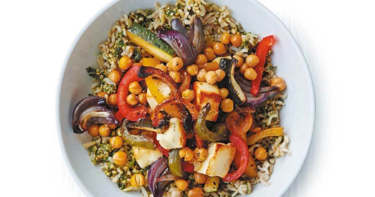 Zeliščni rjavi riž s pečeno zelenjavo, čičerko in sirom - Svet24.si
