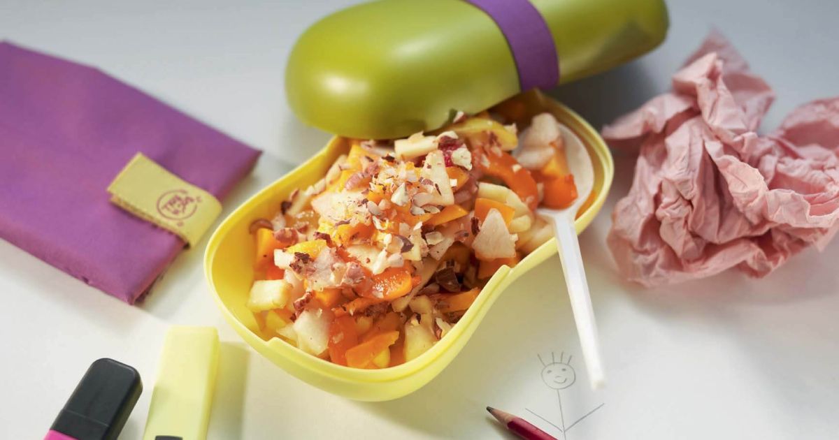 Sadna solata z orehi - Svet24.si