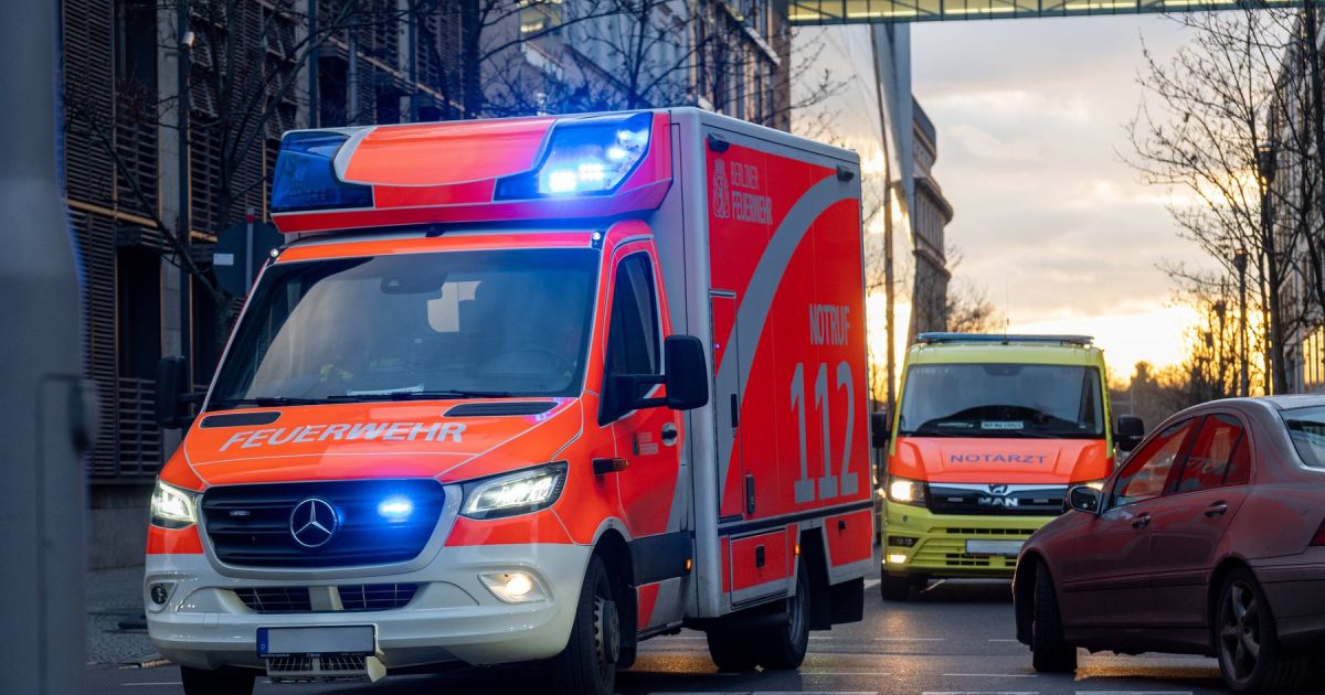 V Berlinu 17-letnik zapeljal v skupino pešcev - Svet24.si