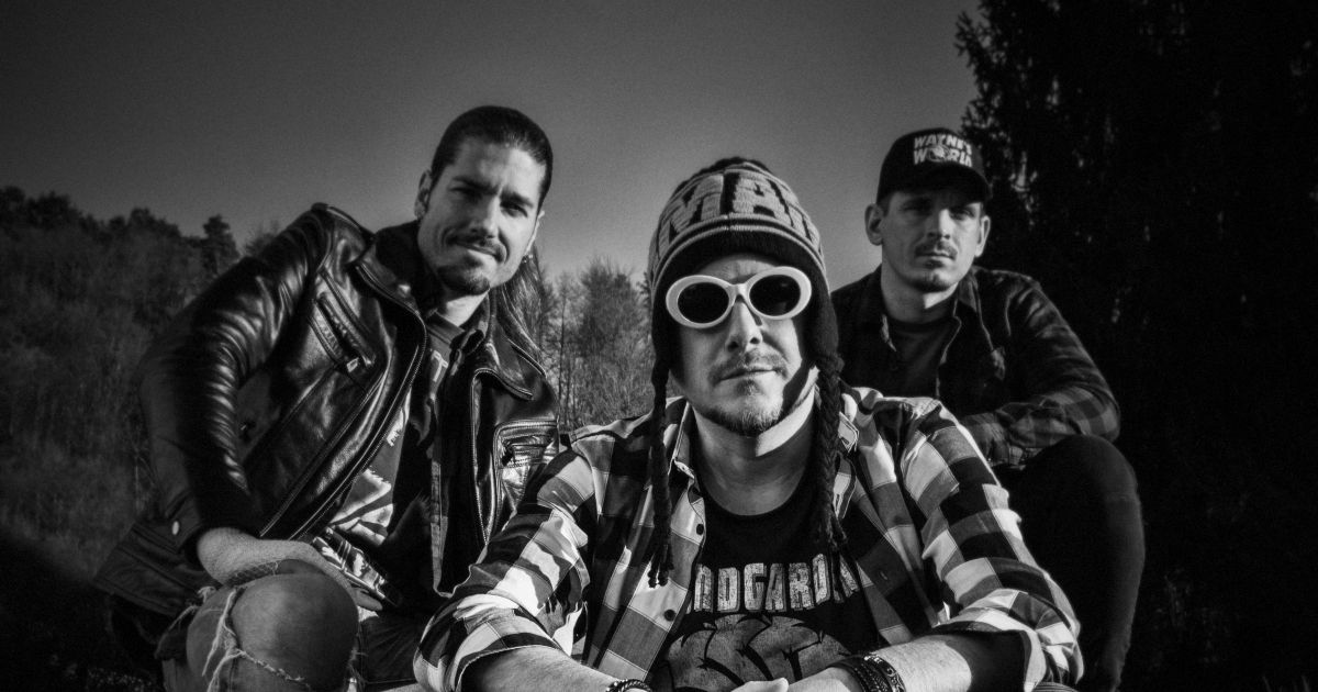 30 let po Nirvani je tu NIRVANA SI - Revija Stop