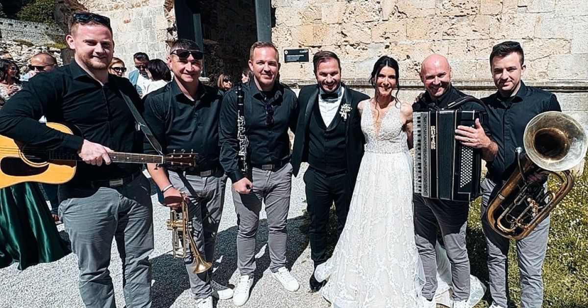Modrijan Peter je pred oltar popeljal svojo Anjo! - Veseljak.si