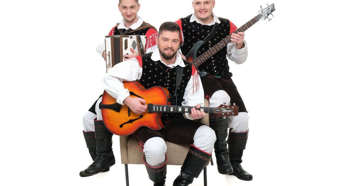Ansambel Vrabci v manj kot pol leta predstavil dve svoji skladbi ...