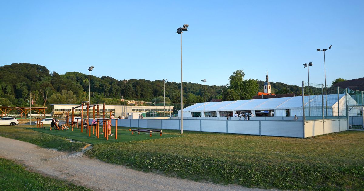 Rjava in razpadajoča ograja ob igrišču ogroža varnost otrok - Svet24.si