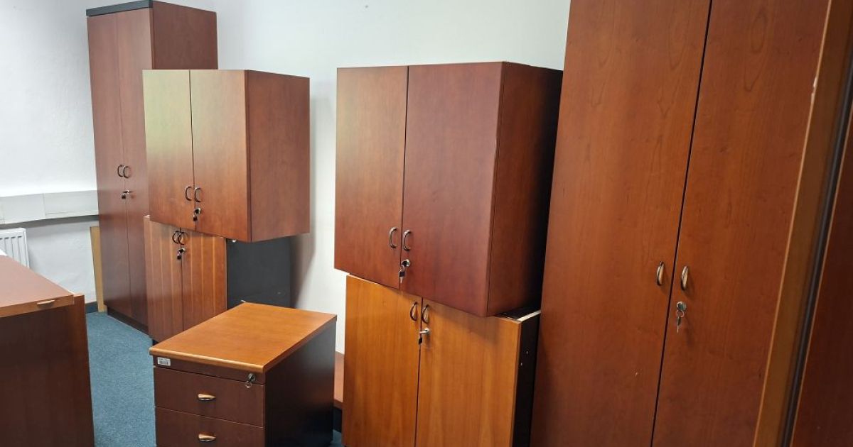 Rabljeno pisarniško pohištvo osrečilo več društev - Svet24.si
