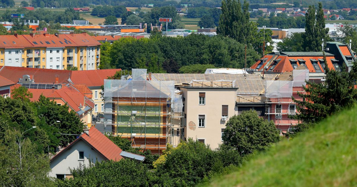 Obnova fasade ter strehe na stavbi Upravne enote Ptuj se je podaljšala ...