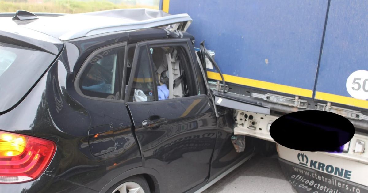 FOTO: Avto se je zaril pod tovornjak - Svet24.si