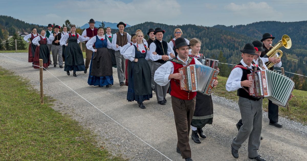 Praznik folklore z okoli 200 folklorniki ta konec tedna v Črni na ...