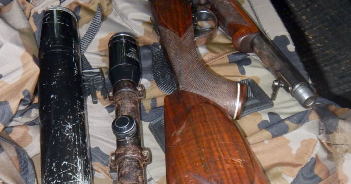 FOTO: Zasegli predelano lovsko puško z dušilcem; po ozimnico na tujo ...