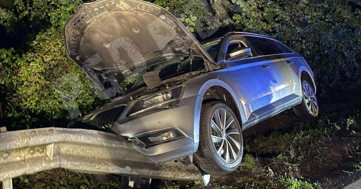 FOTO: Avto na odbojni ograji in zdrs motorista - Svet24.si