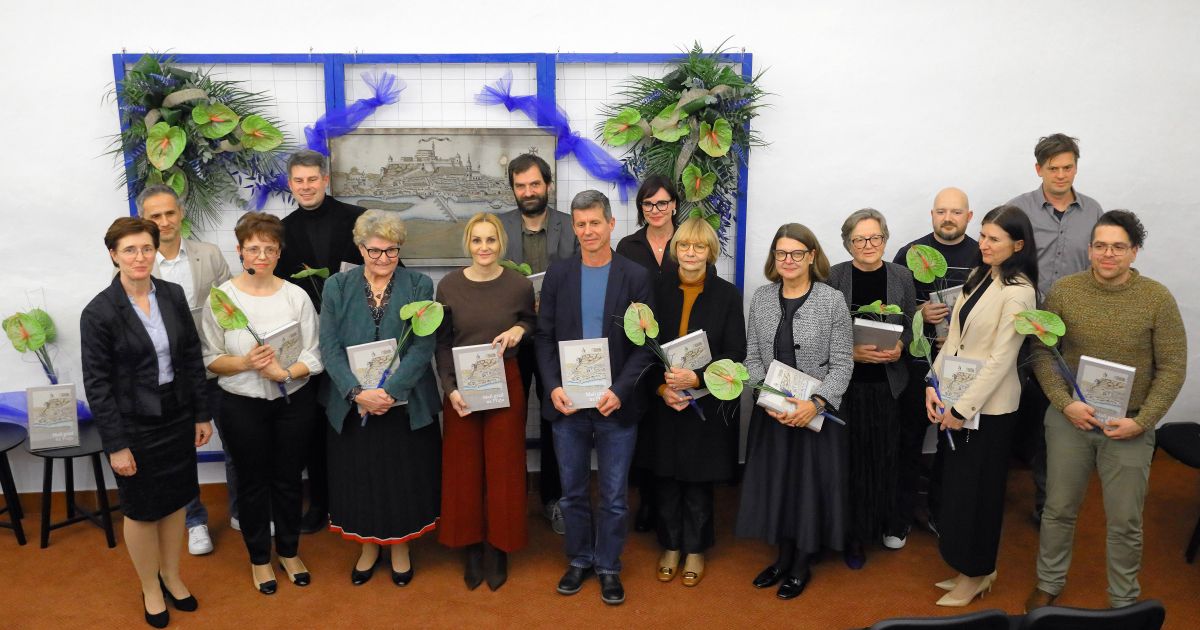 Monografija Mali grad: Knjižnica med najbolj navdihujočimi zgradbami ...