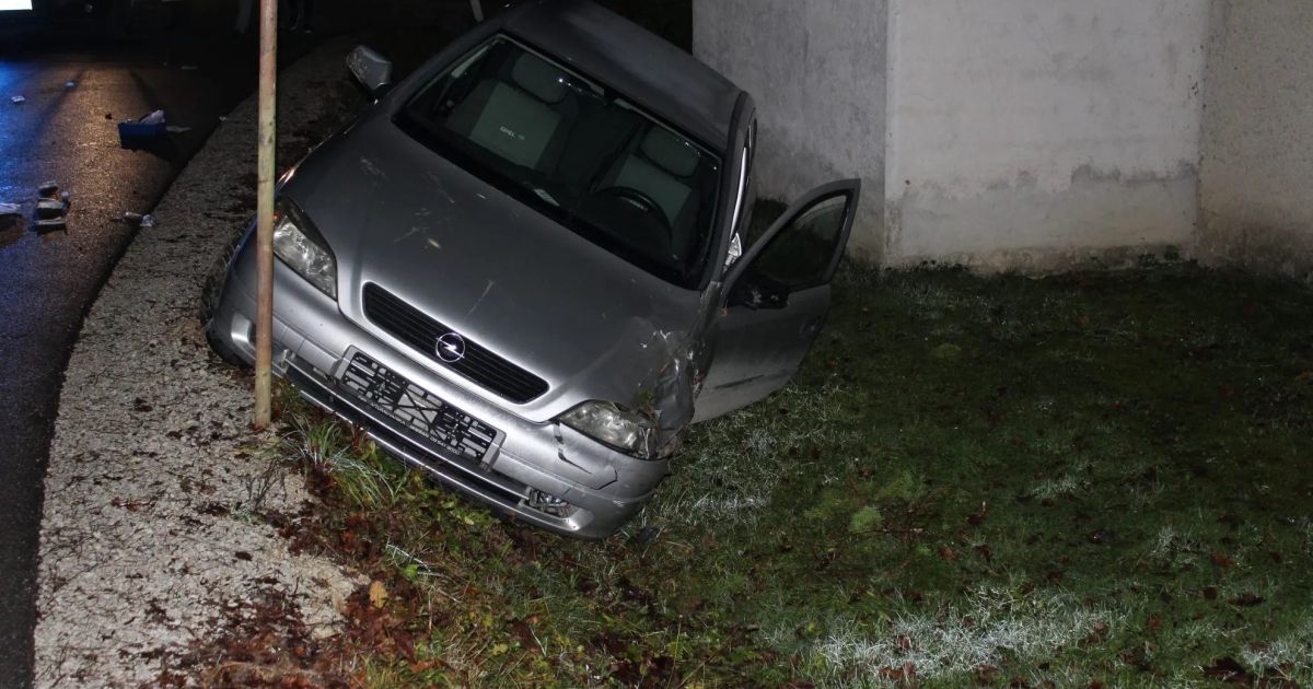 FOTO: Z avtom v jarek, z mladoletnikom na mopedu pa vse narobe - Svet24.si