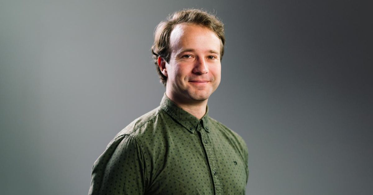 Medtem ko drugi radi okrašujejo jelko, jo NiK Škrlec z užitkom podira ...