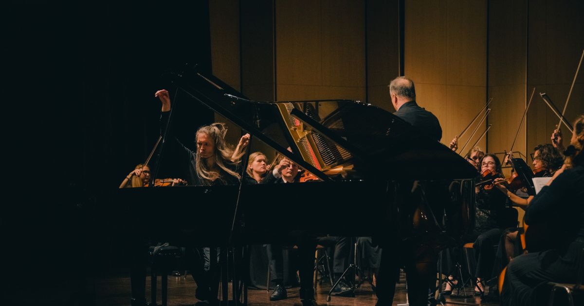 Ivan Skrt igra klavir kot eros iz novega sveta – Reporter