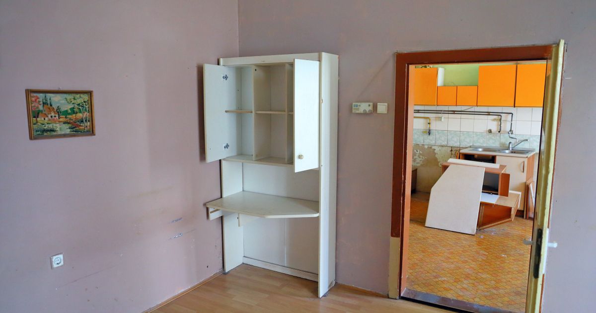 Občina bo na dražbi prodajala 28 stanovanj, ki niso primerna za bivanje ...
