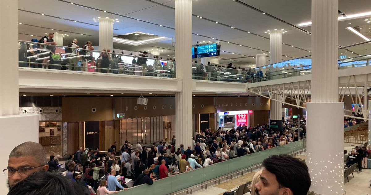 Obtičalo okoli 1000 Slovencev, rešitev z Bližnjega vzhoda pripravlja ...