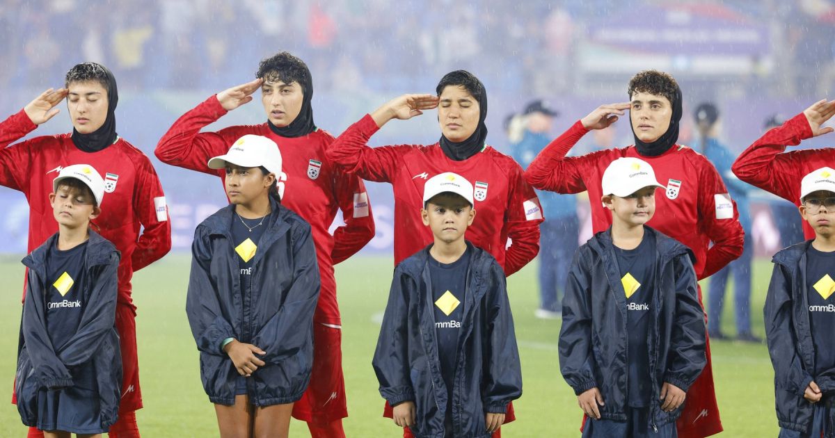 Pet iranskih nogometašic v dramatičnem pobegu pred voditelji - Svet24.si