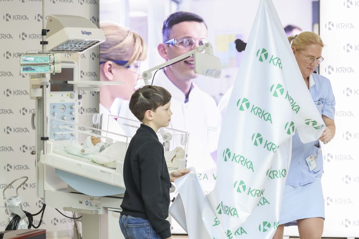 Krka podarila dovršeno reanimacijsko grelno posteljico za novorojenčke - Svet24.si