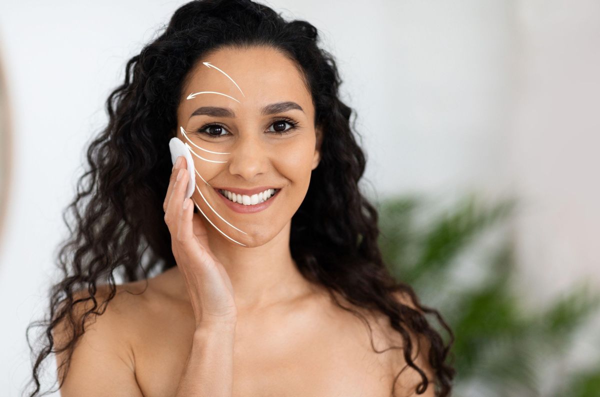 Preprosta masaža obraza sprošča mišice in preprečuje nastajanje gub ...