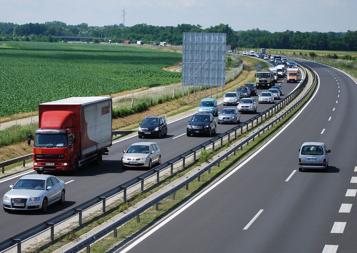 Prometna nesreča na pomurski avtocesti, zaprt vozni pas - Svet24.si
