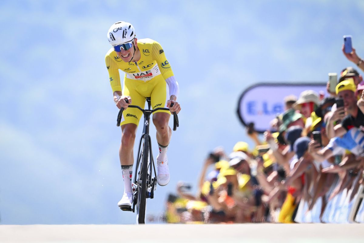 Sloviti časnik se je naklonil Tadeju Pogačarju - pometel je s ...