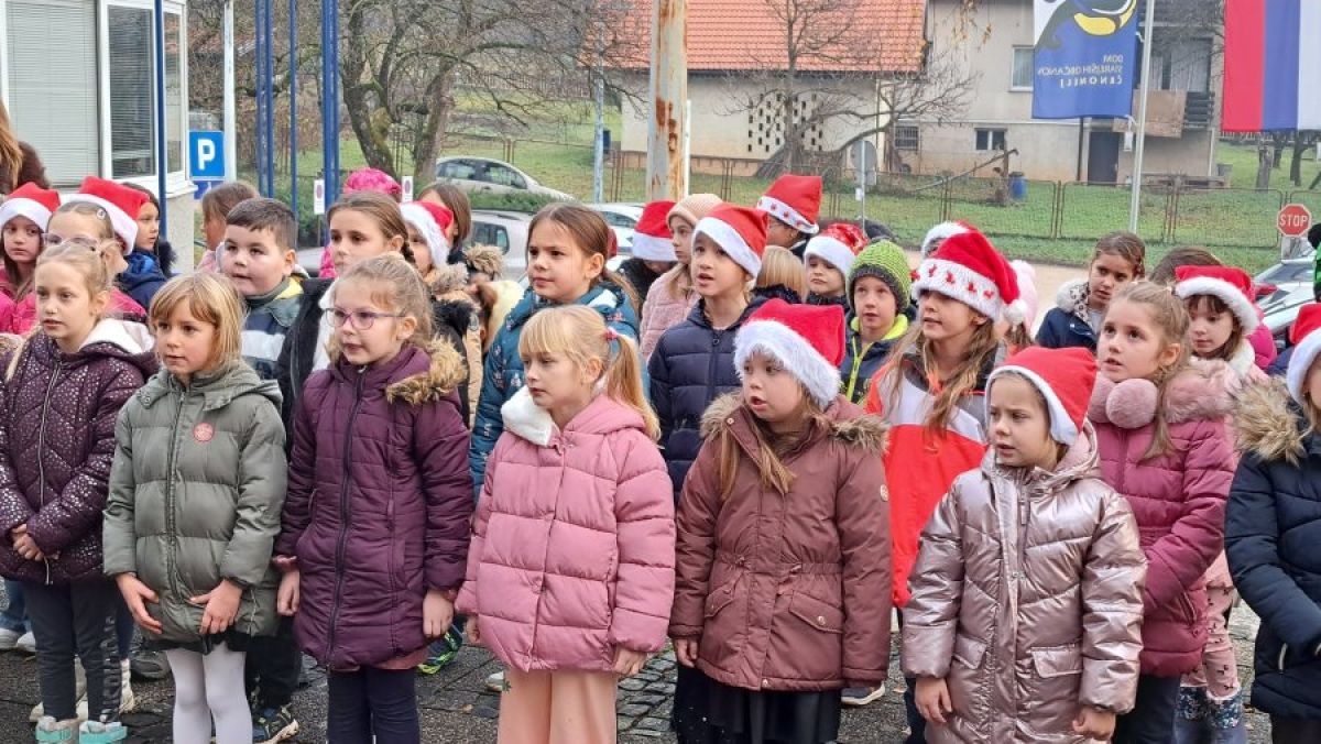 Ko mlada srca ogrejejo starejša: praznično srečanje v črnomaljskem domu ...