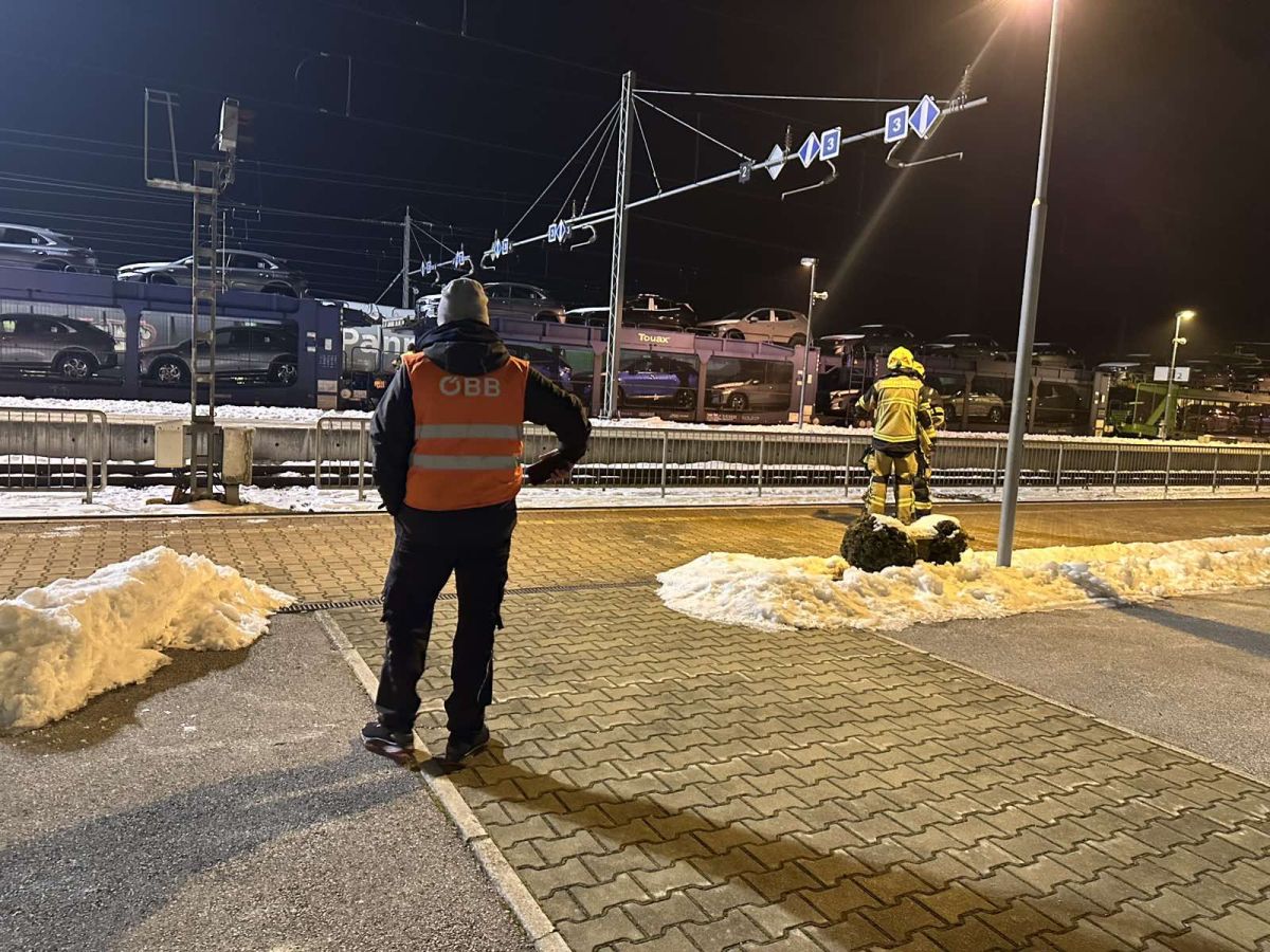 Foto in video: Na železniški postaji na Hodošu iz cisterne iztekal ...