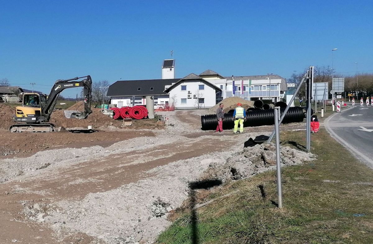 V Šmarjeti gradijo petkrako krožišče, ki bo vhod v trgovski center ...