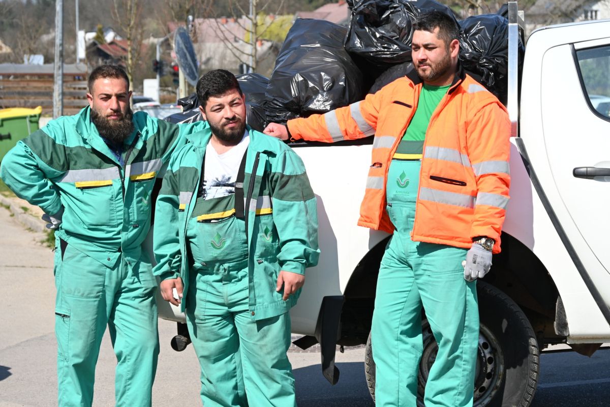 Zgodba, ki daje upanje: Trije romski sodelavci Komunale Novo mesto ...