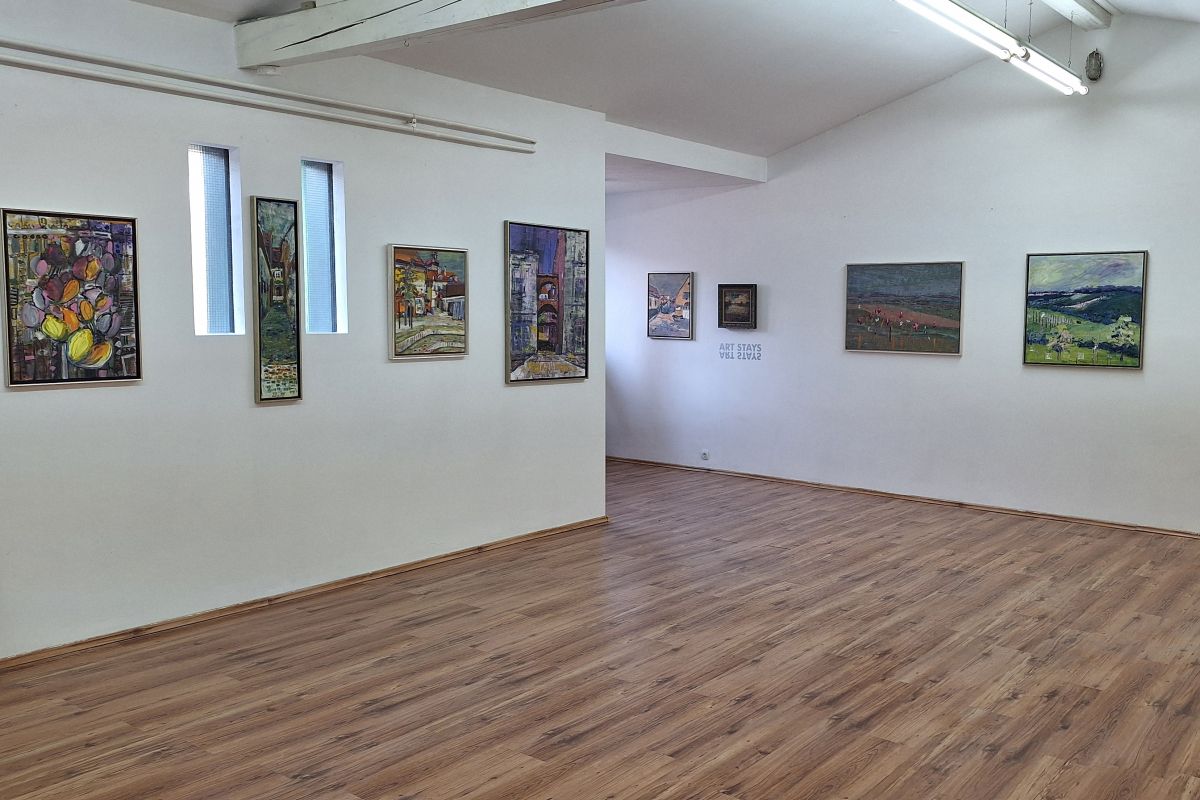 Na skupni razstavi nekdanja učiteljica Irena Tušek in učenec Jernej ...