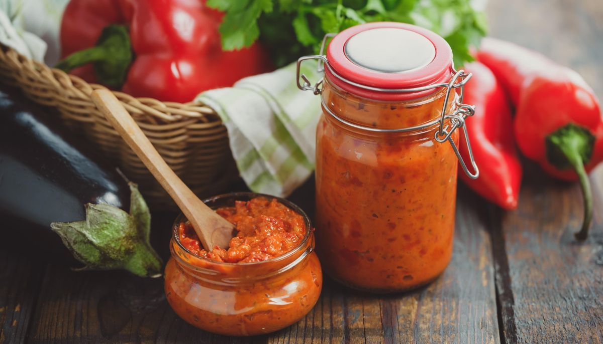 Ajvar, pindžur, lutenica? Večina ne ve, kaj jih v resnici loči - Svet24.si