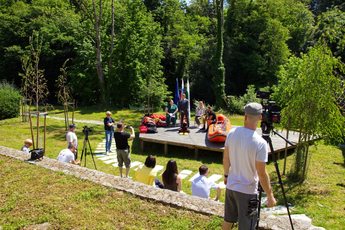 Zeleni kilometer: Z vesli pod črnomaljsko tromostovje - Svet24.si