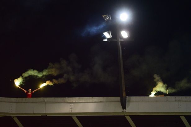 S pivom, cigareto in baklo v roki na STREHI ŠTADIONA: Fotografije, ki ...