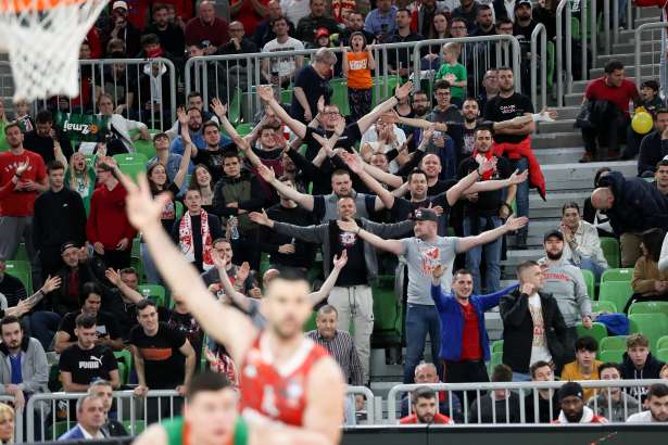 Navijači Zvezde v Stožicah zagledali Dončića, noro, kaj je sledilo ... Navijači Zvezde v Stožicah zagledali Dončića, noro, kaj je sledilo ...