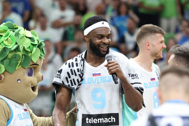 Pevski krst Joškota! Novi slovenski reprezentant je po tekmi v roke prijel mikrofon in v ...