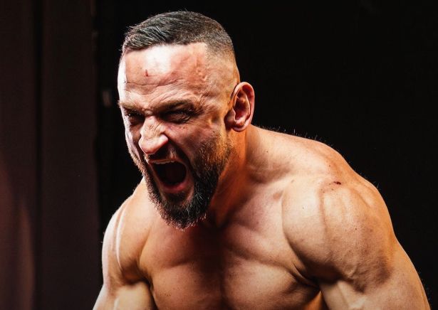 Slo Rocky sporočil Hrvatu: "Potrebno bo več ljudi, da ga položijo v ...
