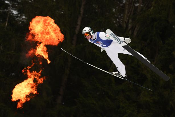 Domen Prevc v pasti - rekorder nima nobenih možnosti na olimpijskih ...