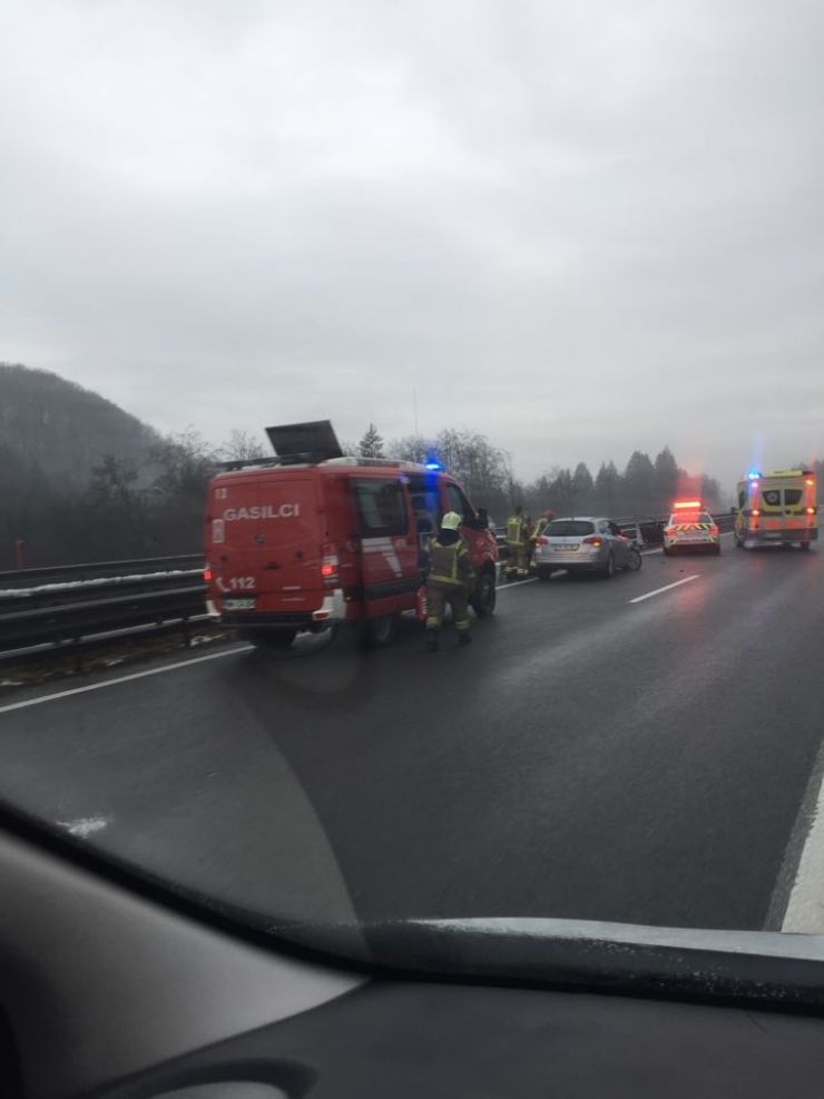 FOTO: V nesreči na dolenjski avtocesti ena oseba poškodovana | Radio Krka – Dolenjska v srcu