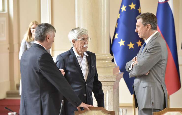 Ustavni pravniki za ukinitev volilnih okrajev in uvedbo absolutnega ... Ustavni pravniki za ukinitev volilnih okrajev in uvedbo absolutnega ...