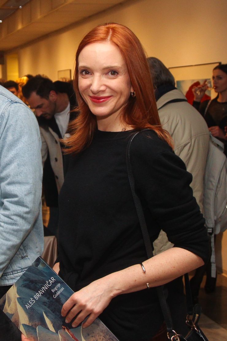 Mojca Mavec se te dni ukvarja predvsem z birokracijo - Njena.si