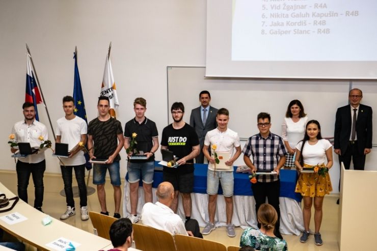 AVDIO: Krka ob enih - Izjemen uspeh na poklicni maturi Srednje elektro šole in tehniške ...