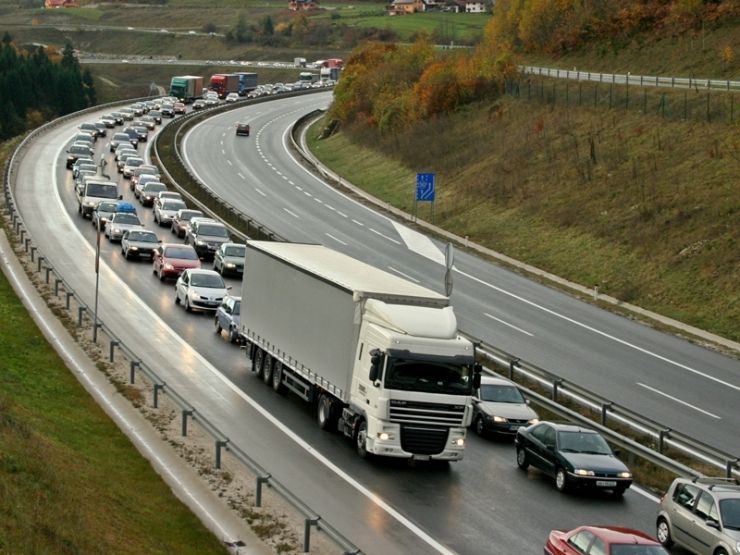 V prvem polletju največja rast prometa na dolenjski avtocesti | Radio ...