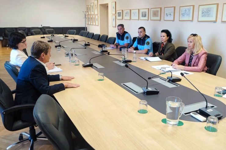 Krka ob enih: Bobnarjeva v Beli Krajini o romskih skupnostih in odstranjevanju ograje na meji ...