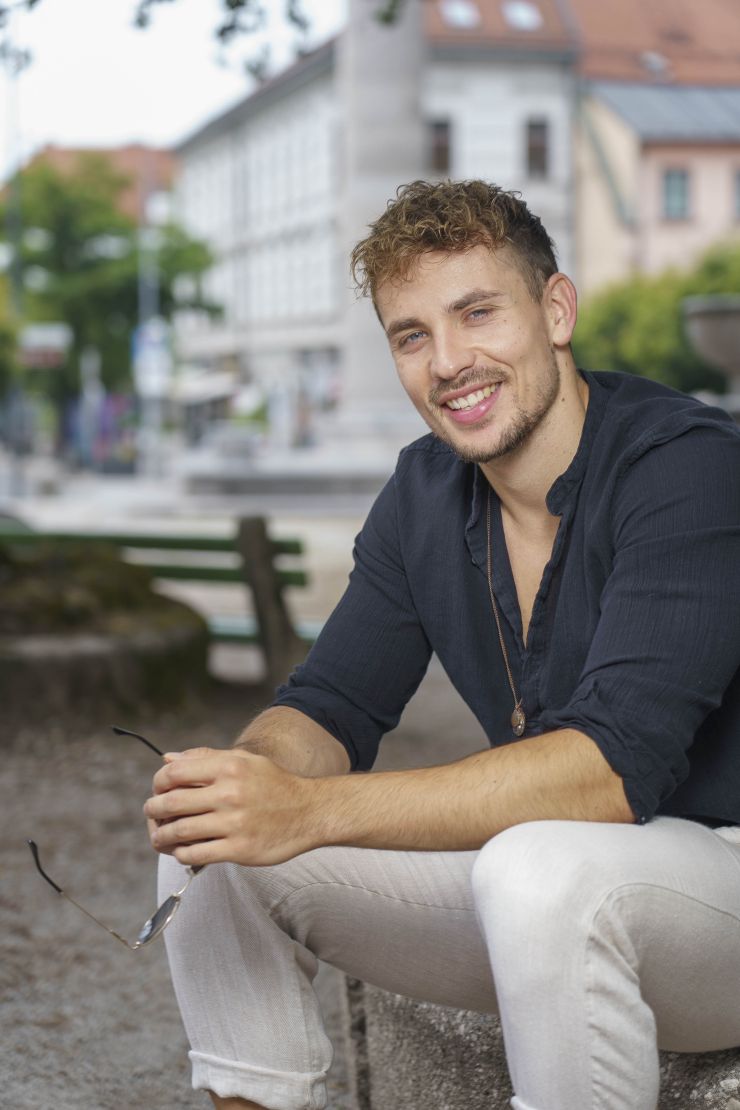 Žan Serčič na kavi z legendarno modrooko pevko - Njena.si