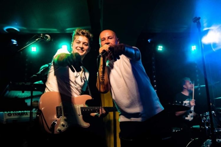 Simpatičen kitarist sin legendarnega glasbenika - Njena.si