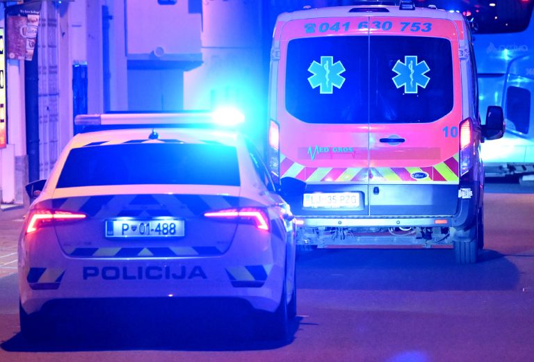 Pred lokalom ga je porezal z nožem - Svet24.si