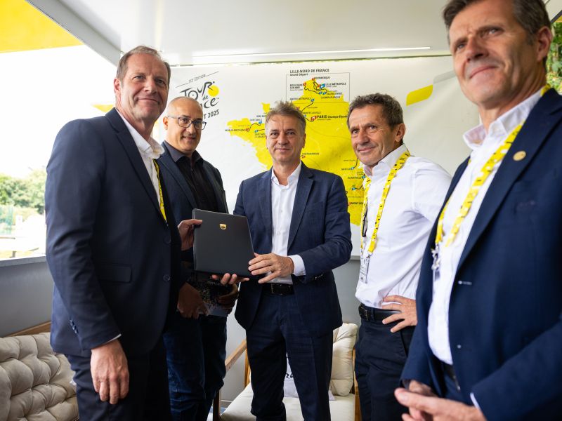 preberi.si - Začetek Toura v Sloveniji leta 2029? Golob direktorju Dirke po Franciji predal ...