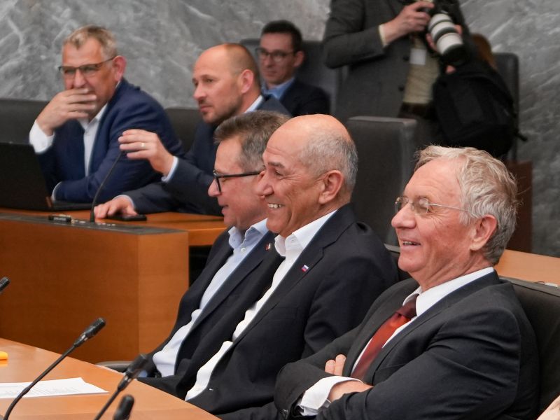 preberi.si - SDS in NSi skovali načrt, ki bo razjezil sindikate