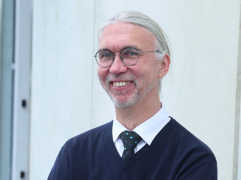 preberi.si - Robert Friškovec: Nekateri zapori niso iz betona in rešetk